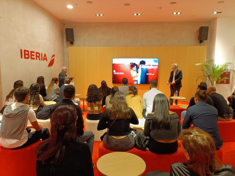 Estudiantes de la UPE visitaron ESPACIO IBERIA | UPE